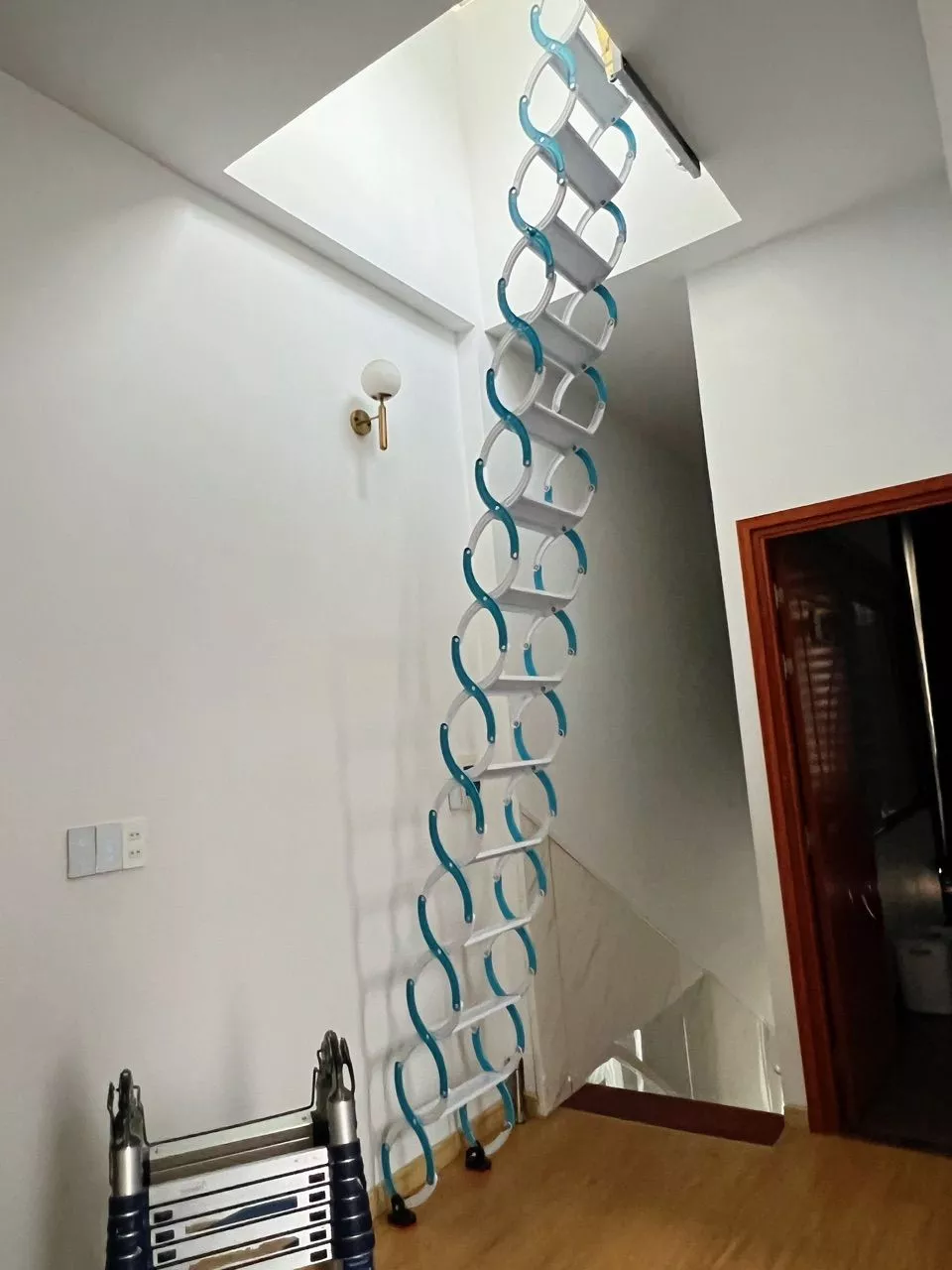 [ 100% NHÔM NHẸ VÀ KHÔNG GỈ SÉT]. Thang Gác Mái Gác Xếp Ốp Tường Thông Minh DKT-3000